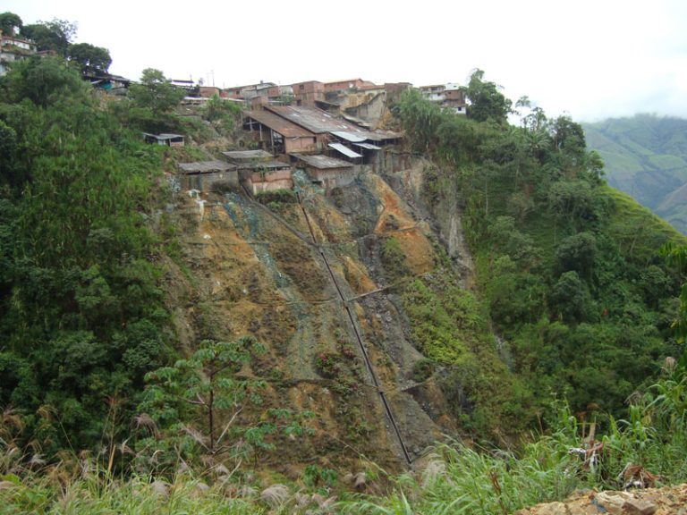 Trabajo, riqueza y riesgo conviven en Marmato (Caldas).